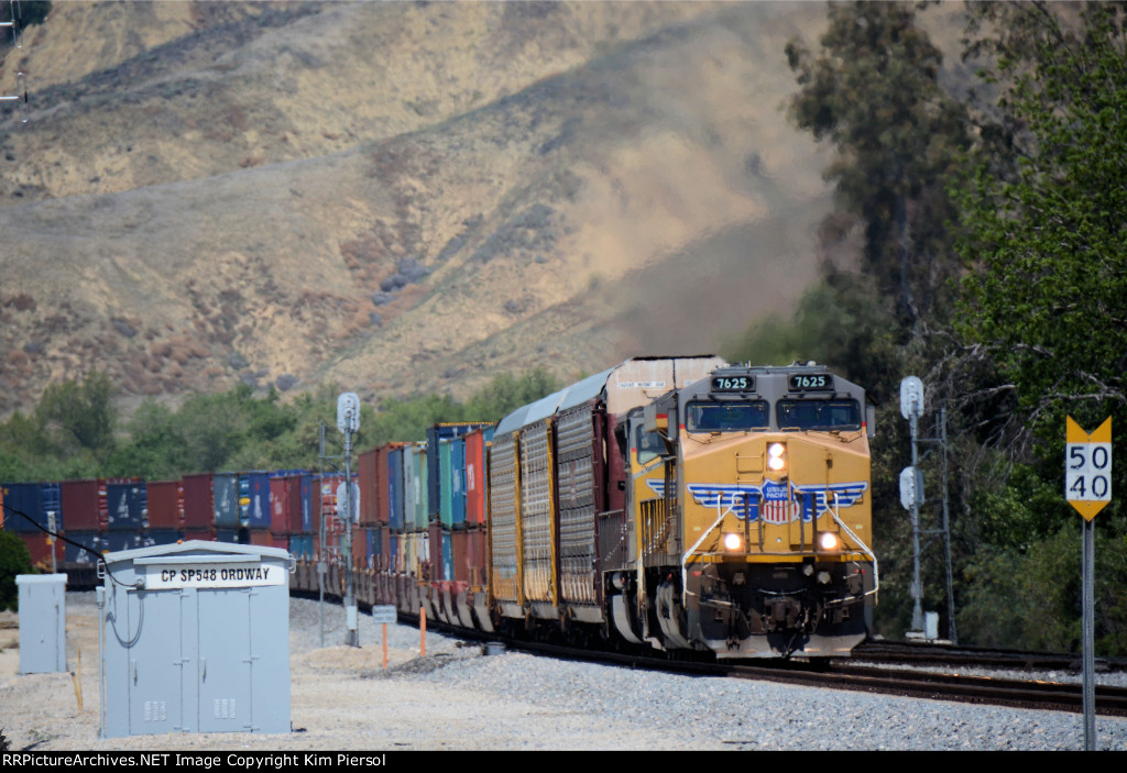 UP 7625 Climbing Beaumont Hill.